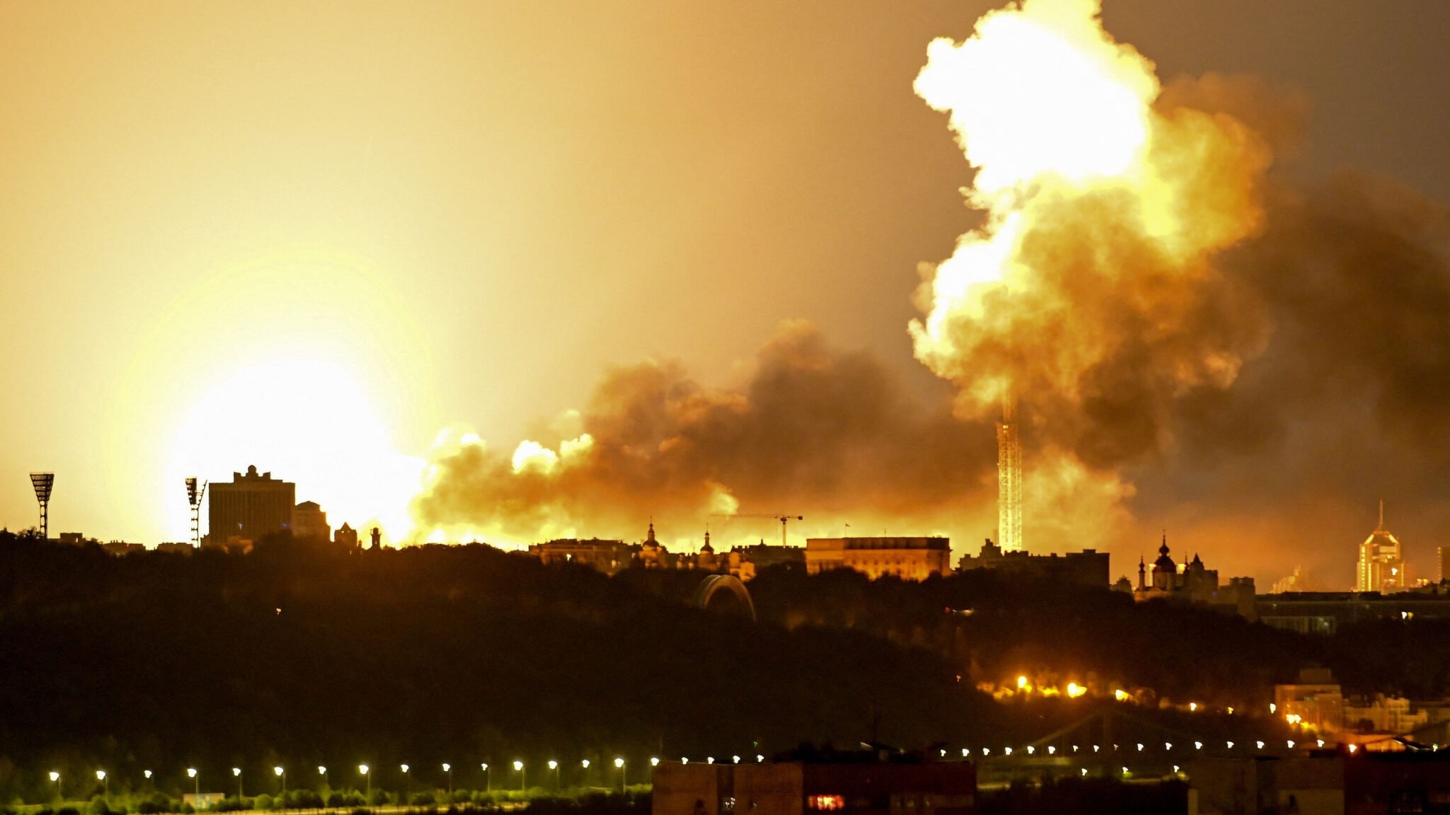 Massive Angriffswelle - Russland feuert Hyperschallraketen auf Kiew ...