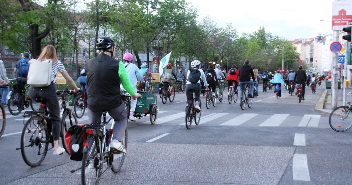 Zum Weltfahrradtag - Staus und Sperren: Demo bremst Verkehr aus | krone.at