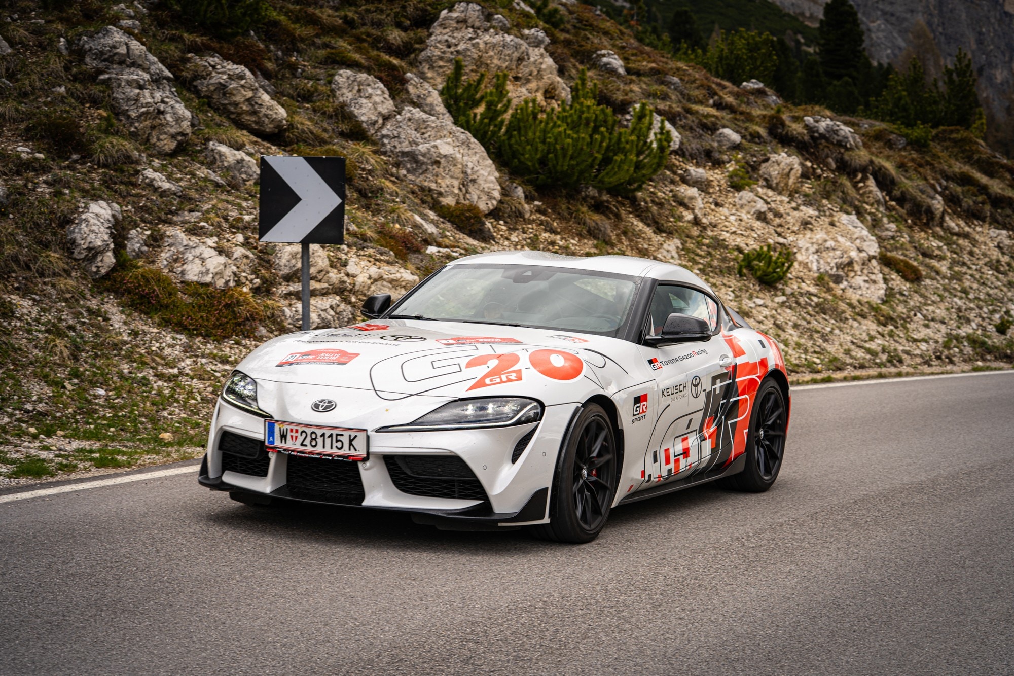Faszination Alpenpässe - Warum Bergstraßen Autofahrer magisch anziehen ...
