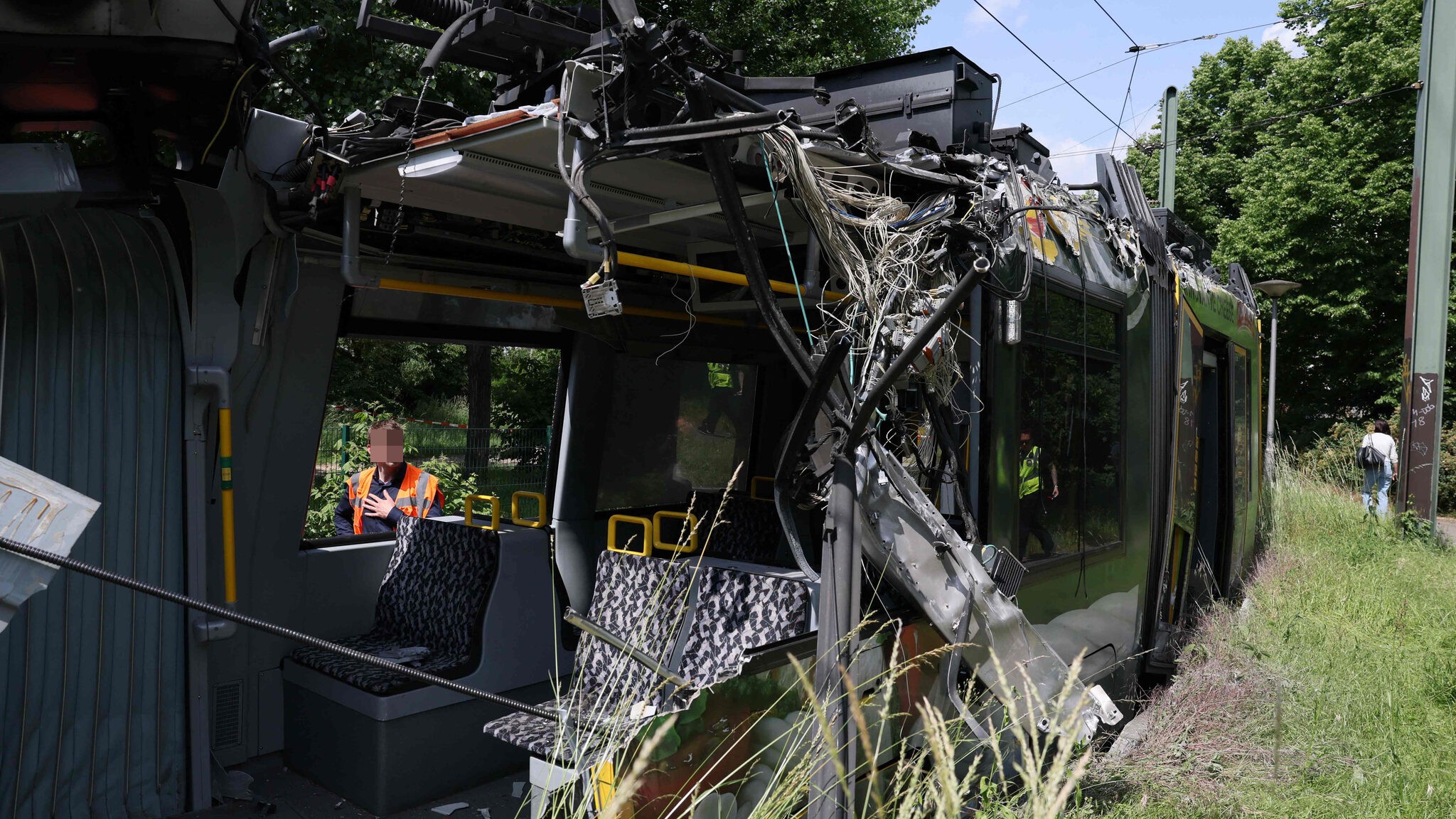 Drei Schwerverletzte - Berliner Straßenbahn entgleist und aufgerissen ...