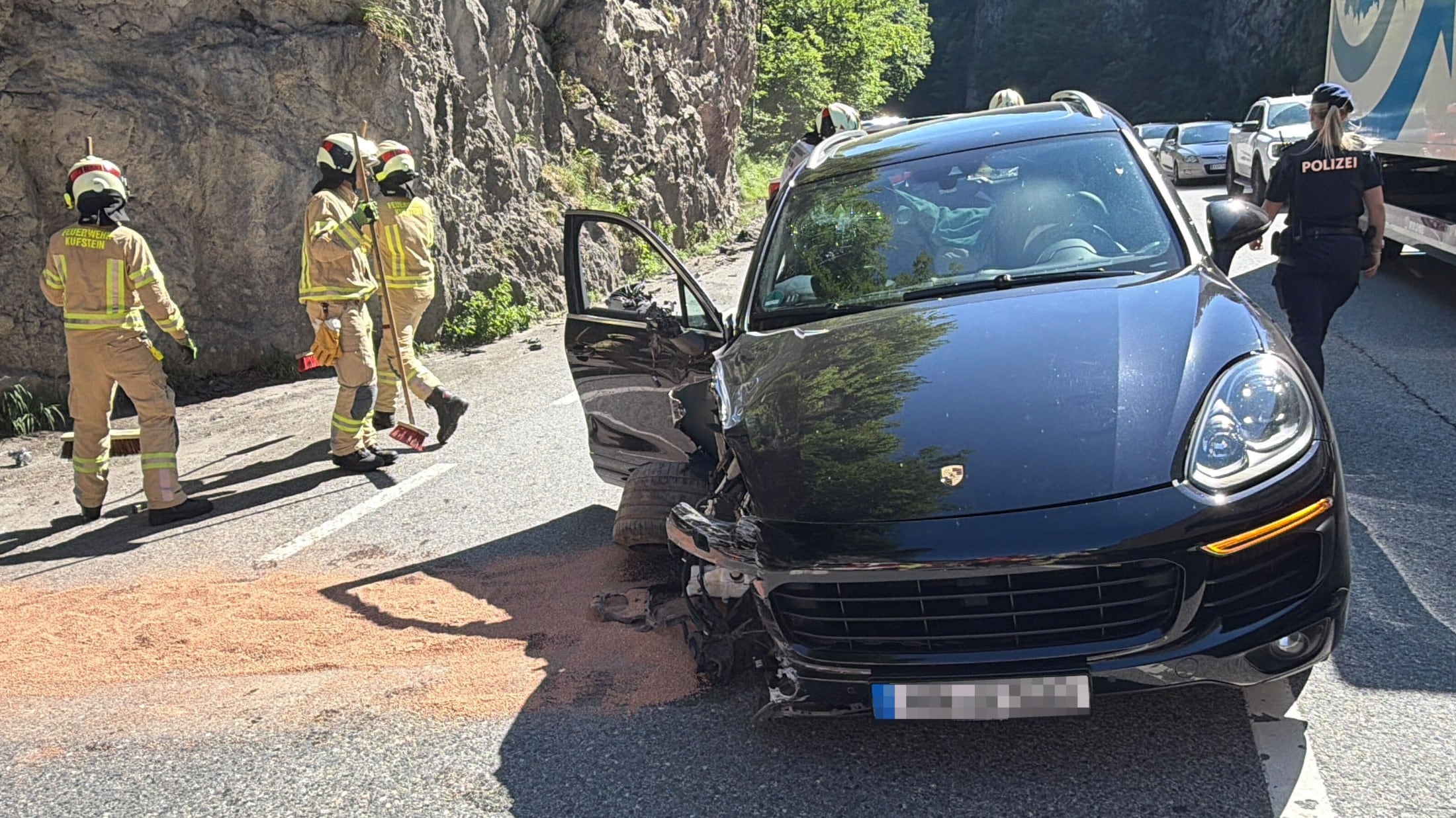 Zwei Verletzte - 82-Jähriger krachte mit Luxuswagen gegen Felswand ...