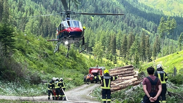 Flammen am Berg - Polizeihubschrauber unterstützt Löscharbeiten | krone.at