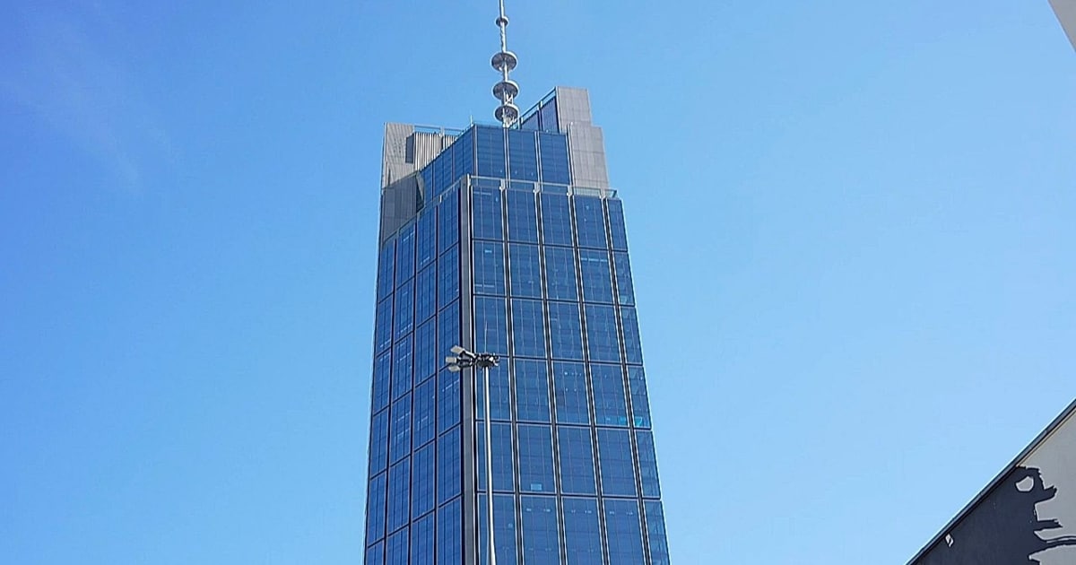 Höchstes Gebäude in EU - Glas stürzt von Wolkenkratzer auf geparktes ...